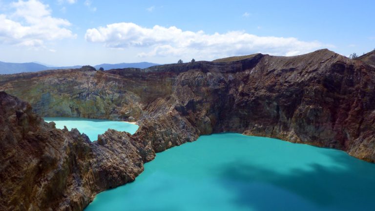 Le Volcan Kelimutu sur l'île de Florès en Indonésie